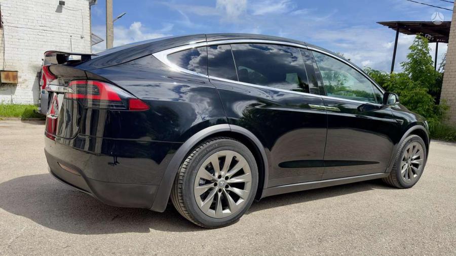 Black Tesla Model X 2019 in Prienai, with an engine capacity of 0.00 L and mileage of 99 thousand km for 29750 €, photo 6 on AUTOMOTO.COM.LV