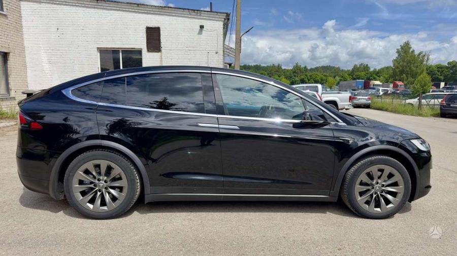 Black Tesla Model X 2019 in Prienai, with an engine capacity of 0.00 L and mileage of 99 thousand km for 29750 €, photo 9 on AUTOMOTO.COM.LV