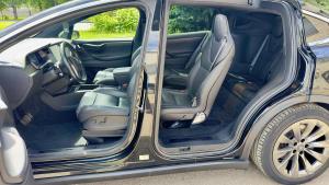 Black Tesla Model X 2019 in Prienai, with an engine capacity of 0.00 L and mileage of 99 thousand km for 29750 €, photo 10 on AUTOMOTO.COM.LV