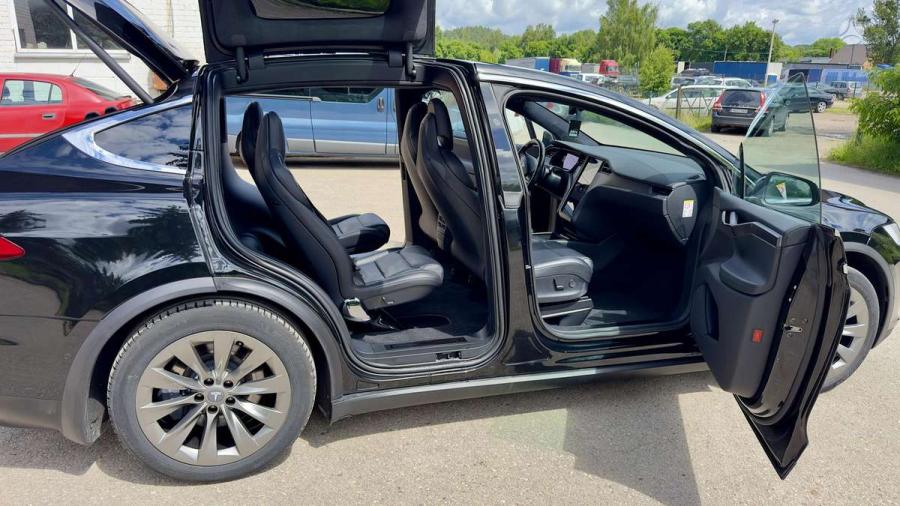 Black Tesla Model X 2019 in Prienai, with an engine capacity of 0.00 L and mileage of 99 thousand km for 29750 €, photo 11 on AUTOMOTO.COM.LV