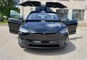 Black Tesla Model X 2019 in Prienai, with an engine capacity of 0.00 L and mileage of 99 thousand km for 29750 €, photo 14 on AUTOMOTO.COM.LV