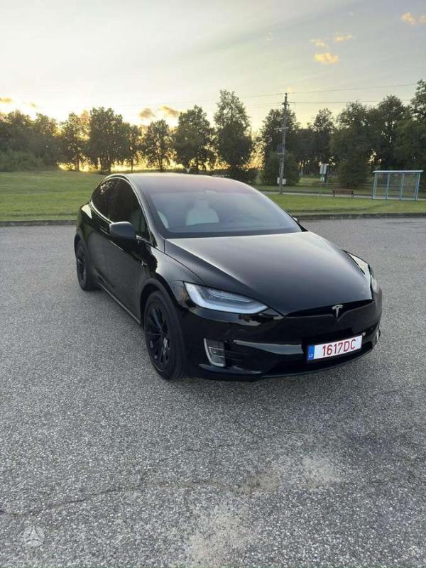 Melns Tesla Model X 2020 Viļņa, ar dzinēja tilpumu 0.00 L un nobraukumu 56 tūkst. km par 35400 €, foto 2 vietnē AUTOMOTO.COM.LV