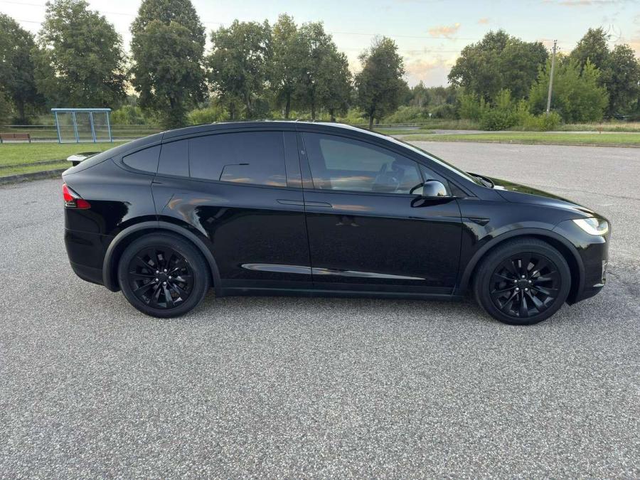 Melns Tesla Model X 2020 Viļņa, ar dzinēja tilpumu 0.00 L un nobraukumu 56 tūkst. km par 35400 €, foto 8 vietnē AUTOMOTO.COM.LV