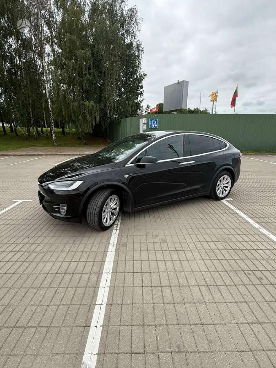Black Tesla Model X 2020 in Marijampole, with an engine capacity of 0.00 L and mileage of 218 thousand km for 27900 €, photo 6 on AUTOMOTO.COM.LV