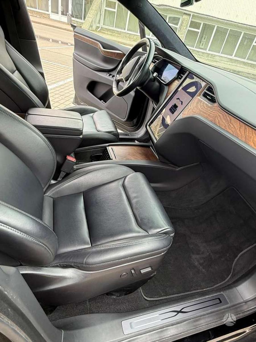 Black Tesla Model X 2020 in Marijampole, with an engine capacity of 0.00 L and mileage of 218 thousand km for 27900 €, photo 15 on AUTOMOTO.COM.LV