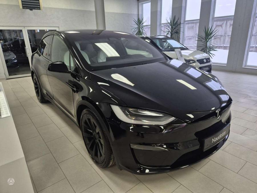 Black Tesla Model X 2022 in Siauliai, with an engine capacity of 0.00 L and mileage of 16 thousand km for 54000 €, photo 2 on AUTOMOTO.COM.LV