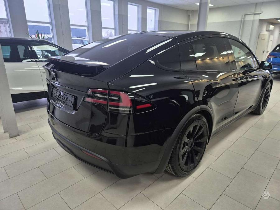 Black Tesla Model X 2022 in Siauliai, with an engine capacity of 0.00 L and mileage of 16 thousand km for 54000 €, photo 3 on AUTOMOTO.COM.LV
