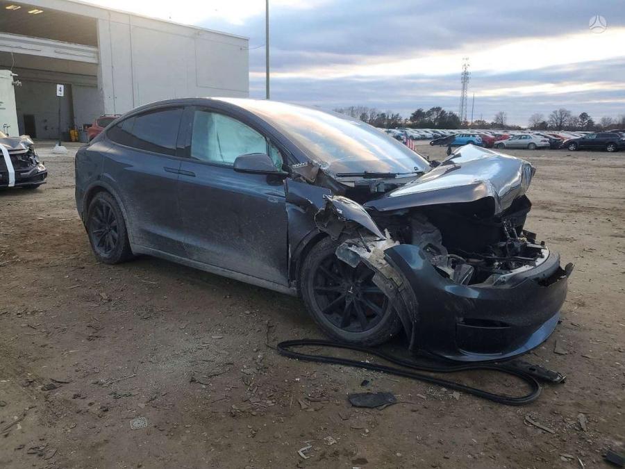 Black Tesla Model X 2022 in Vilnius, with an engine capacity of 0.00 L and mileage of 72 thousand km for 19999 €, photo 4 on AUTOMOTO.COM.LV
