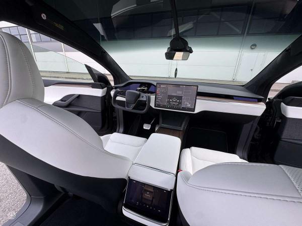Black Tesla Model X 2022 in Kaunas, with an engine capacity of 0.00 L and mileage of 29 thousand km for 49500 €, photo 3 on AUTOMOTO.COM.LV