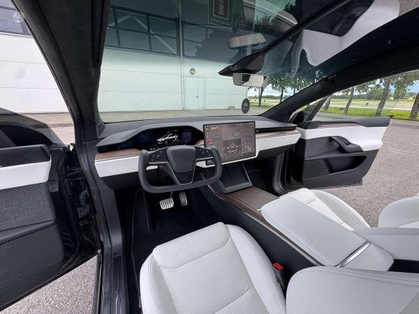 Black Tesla Model X 2022 in Kaunas, with an engine capacity of 0.00 L and mileage of 29 thousand km for 49500 €, photo 4 on AUTOMOTO.COM.LV