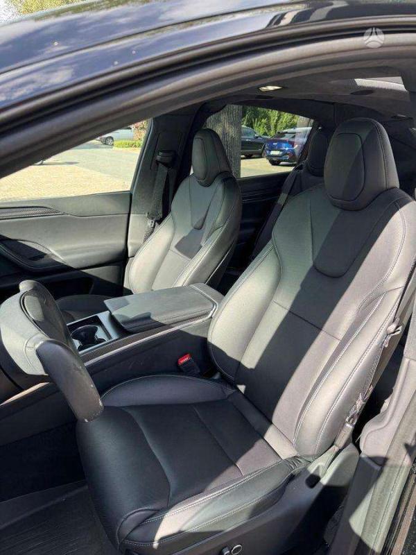 Black Tesla Model X 2022 in Vilnius, with an engine capacity of 0.00 L and mileage of 53 thousand km for 60000 €, photo 8 on AUTOMOTO.COM.LV