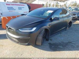 Black Tesla Model X 2023 in Vilnius, with an engine capacity of 0.00 L and mileage of 100 thousand km for 27999 €, photo 2 on AUTOMOTO.COM.LV