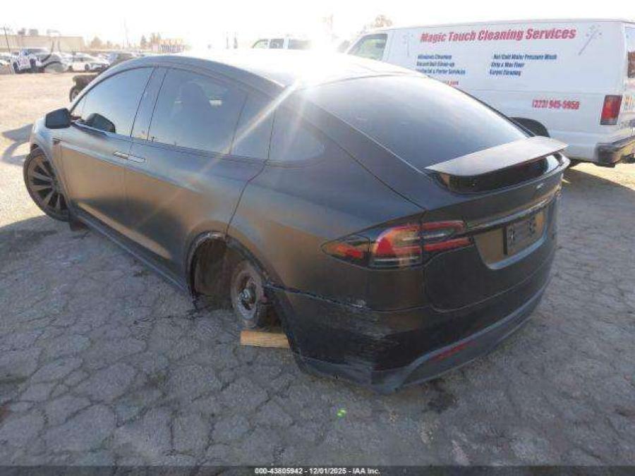 Black Tesla Model X 2023 in Vilnius, with an engine capacity of 0.00 L and mileage of 100 thousand km for 27999 €, photo 3 on AUTOMOTO.COM.LV