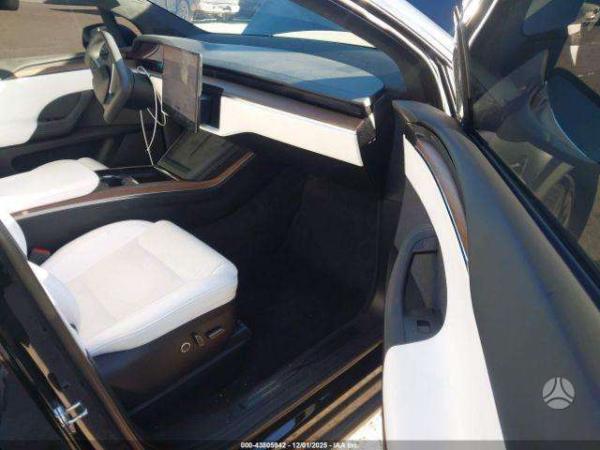 Melns Tesla Model X 2023 Viļņa, ar dzinēja tilpumu 0.00 L un nobraukumu 100 tūkst. km par 27999 €, foto 5 vietnē AUTOMOTO.COM.LV
