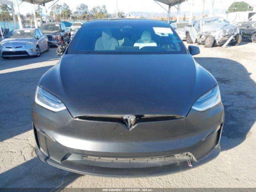 Black Tesla Model X 2023 in Vilnius, with an engine capacity of 0.00 L and mileage of 100 thousand km for 27999 €, photo 11 on AUTOMOTO.COM.LV
