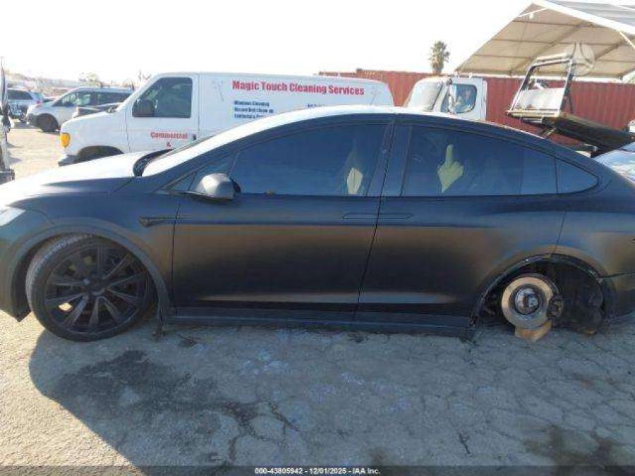 Black Tesla Model X 2023 in Vilnius, with an engine capacity of 0.00 L and mileage of 100 thousand km for 27999 €, photo 13 on AUTOMOTO.COM.LV