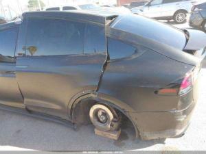 Black Tesla Model X 2023 in Vilnius, with an engine capacity of 0.00 L and mileage of 100 thousand km for 27999 €, photo 18 on AUTOMOTO.COM.LV