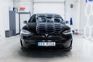 Black Tesla Model X 2023 in Riga, with an engine capacity of 0.00 L and mileage of 36 thousand km for 71990 €, photo 3 on AUTOMOTO.COM.LV
