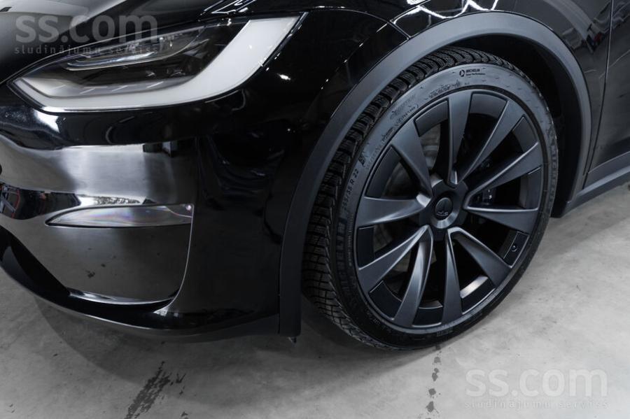 Black Tesla Model X 2023 in Riga, with an engine capacity of 0.00 L and mileage of 36 thousand km for 71990 €, photo 5 on AUTOMOTO.COM.LV