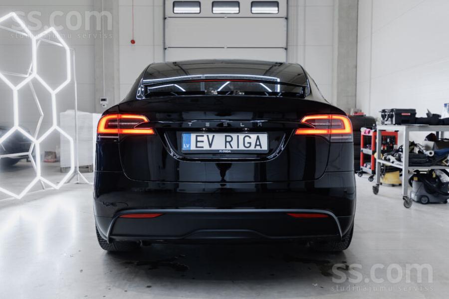 Black Tesla Model X 2023 in Riga, with an engine capacity of 0.00 L and mileage of 36 thousand km for 71990 €, photo 7 on AUTOMOTO.COM.LV