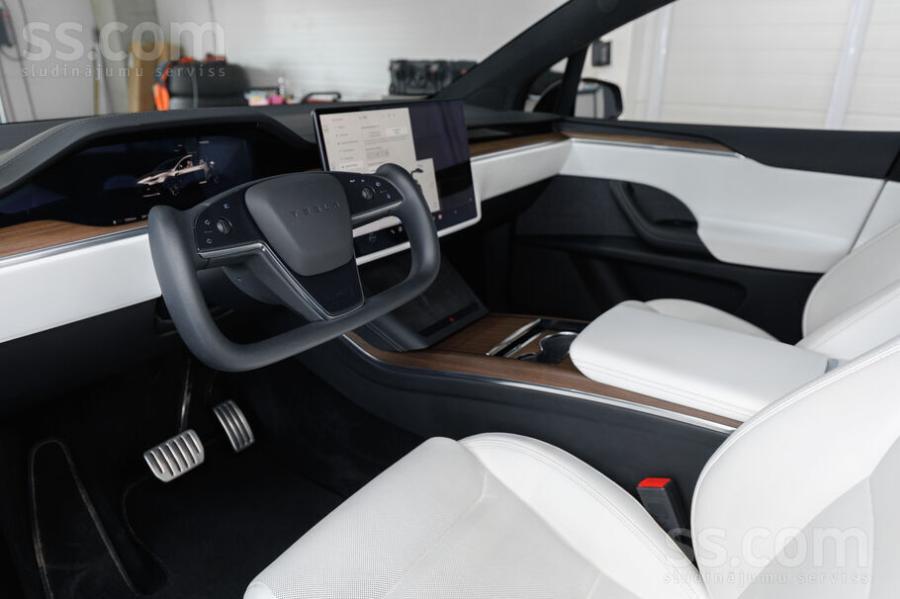 Black Tesla Model X 2023 in Riga, with an engine capacity of 0.00 L and mileage of 36 thousand km for 71990 €, photo 14 on AUTOMOTO.COM.LV