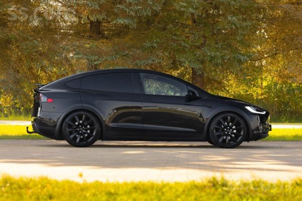 Black Tesla Model X 2017 in Jelgava, with an engine capacity of 0.00 L and mileage of 0 thousand km for 22500 €, photo 5 on AUTOMOTO.COM.LV