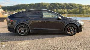 Black Tesla Model X 2017 in Kaunas, with an engine capacity of 0.00 L and mileage of 203 thousand km for 21800 €, photo 4 on AUTOMOTO.COM.LV