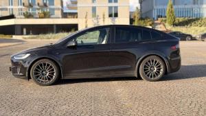 Black Tesla Model X 2017 in Kaunas, with an engine capacity of 0.00 L and mileage of 203 thousand km for 21800 €, photo 8 on AUTOMOTO.COM.LV