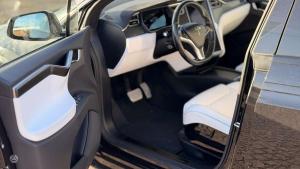Black Tesla Model X 2017 in Kaunas, with an engine capacity of 0.00 L and mileage of 203 thousand km for 21800 €, photo 12 on AUTOMOTO.COM.LV