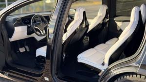 Black Tesla Model X 2017 in Kaunas, with an engine capacity of 0.00 L and mileage of 203 thousand km for 21800 €, photo 13 on AUTOMOTO.COM.LV