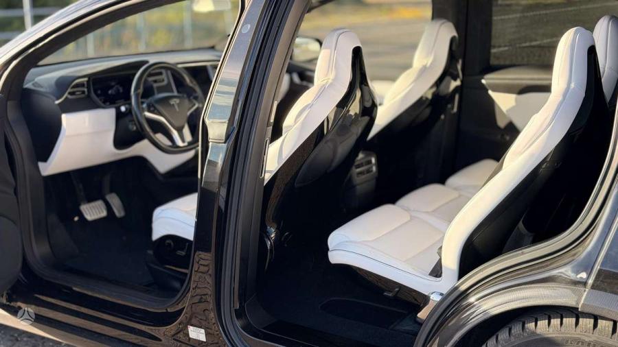 Black Tesla Model X 2017 in Kaunas, with an engine capacity of 0.00 L and mileage of 203 thousand km for 21800 €, photo 13 on AUTOMOTO.COM.LV