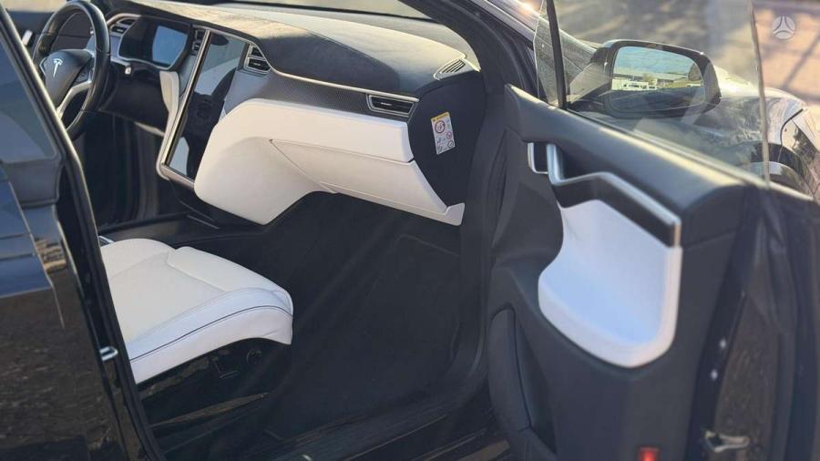 Black Tesla Model X 2017 in Kaunas, with an engine capacity of 0.00 L and mileage of 203 thousand km for 21800 €, photo 14 on AUTOMOTO.COM.LV
