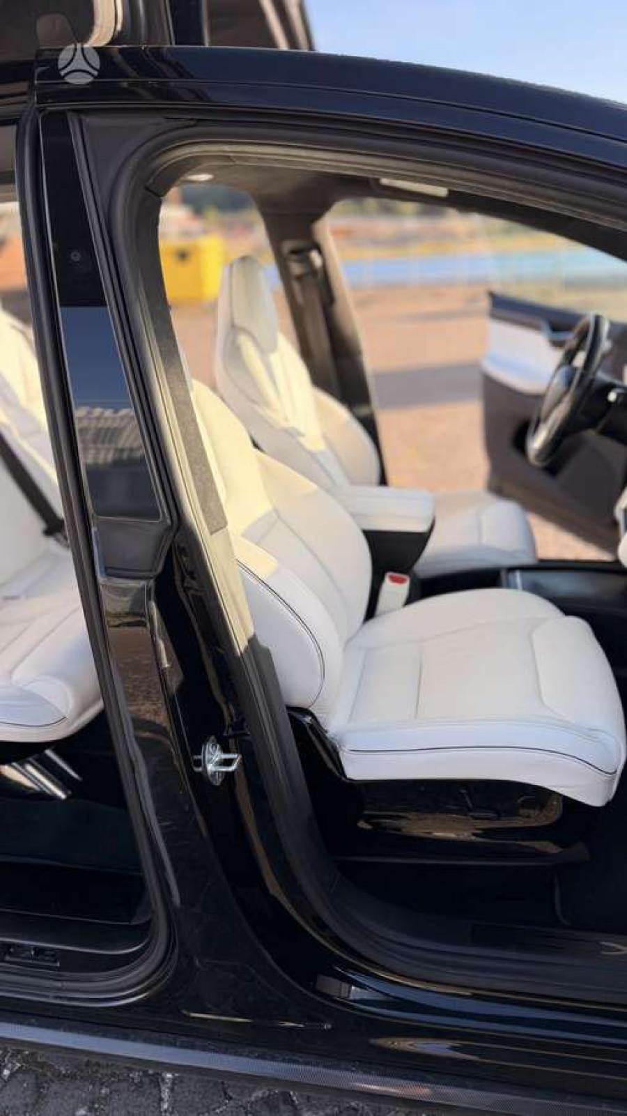Black Tesla Model X 2017 in Kaunas, with an engine capacity of 0.00 L and mileage of 203 thousand km for 21800 €, photo 18 on AUTOMOTO.COM.LV