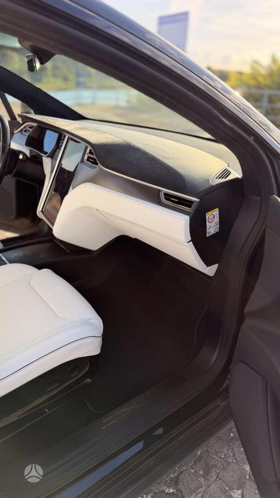 Black Tesla Model X 2017 in Kaunas, with an engine capacity of 0.00 L and mileage of 203 thousand km for 21800 €, photo 19 on AUTOMOTO.COM.LV