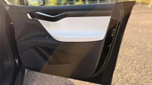 Black Tesla Model X 2017 in Kaunas, with an engine capacity of 0.00 L and mileage of 203 thousand km for 21800 €, photo 22 on AUTOMOTO.COM.LV