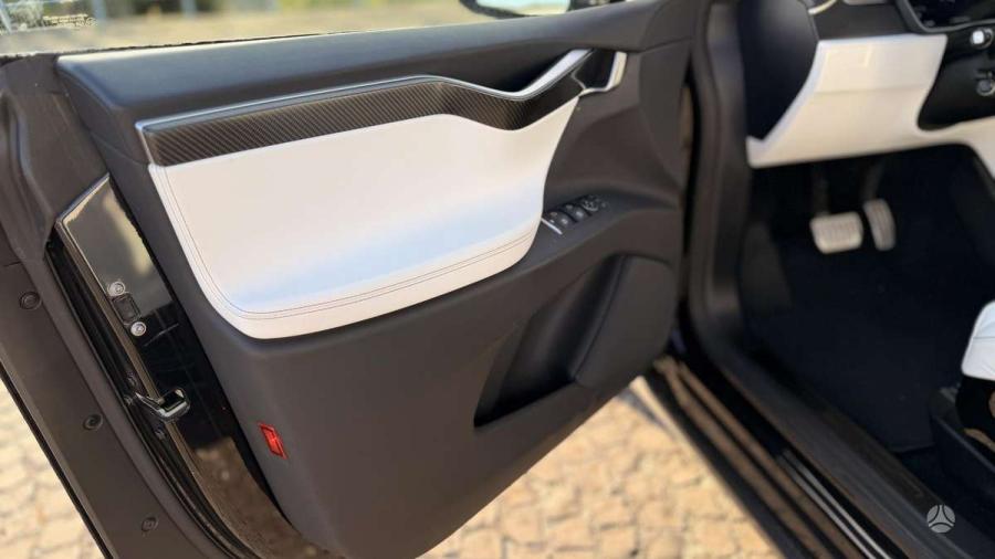 Black Tesla Model X 2017 in Kaunas, with an engine capacity of 0.00 L and mileage of 203 thousand km for 21800 €, photo 24 on AUTOMOTO.COM.LV