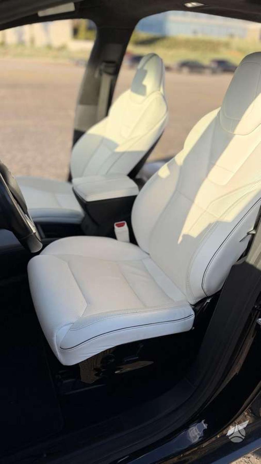 Black Tesla Model X 2017 in Kaunas, with an engine capacity of 0.00 L and mileage of 203 thousand km for 21800 €, photo 25 on AUTOMOTO.COM.LV