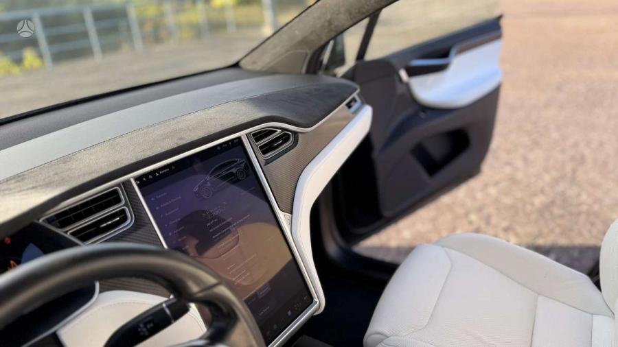 Black Tesla Model X 2017 in Kaunas, with an engine capacity of 0.00 L and mileage of 203 thousand km for 21800 €, photo 26 on AUTOMOTO.COM.LV