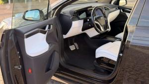 Black Tesla Model X 2017 in Kaunas, with an engine capacity of 0.00 L and mileage of 203 thousand km for 21800 €, photo 30 on AUTOMOTO.COM.LV