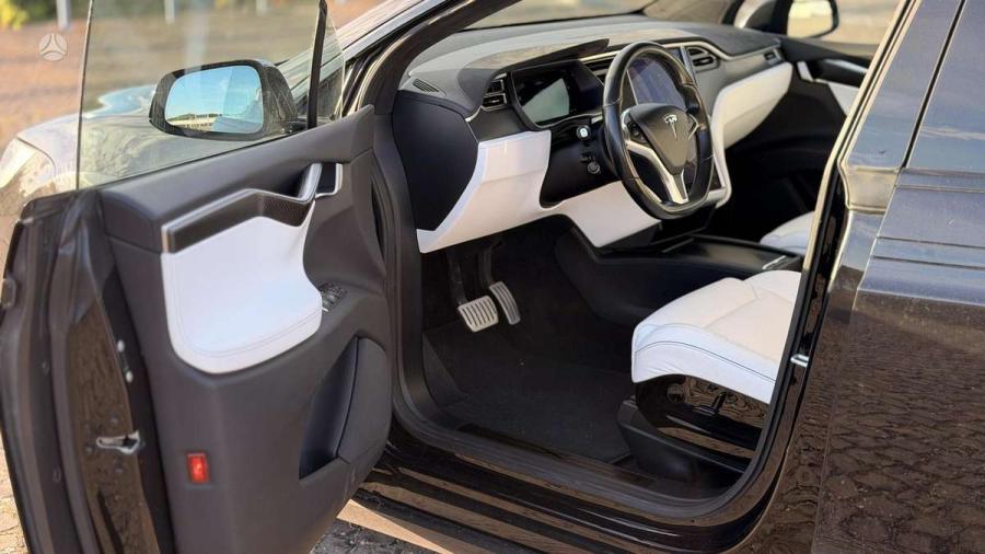 Black Tesla Model X 2017 in Kaunas, with an engine capacity of 0.00 L and mileage of 203 thousand km for 21800 €, photo 30 on AUTOMOTO.COM.LV