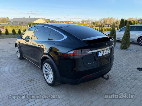 Black Tesla Model X 2018 in Tartu, with an engine capacity of 0.00 L and mileage of 121 thousand km for 29000 €, photo 4 on AUTOMOTO.COM.LV