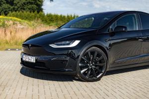 Black Tesla Model X 2022 in Klaipeda, with an engine capacity of 0.00 L and mileage of 48 thousand km for 49900 €, photo 4 on AUTOMOTO.COM.LV
