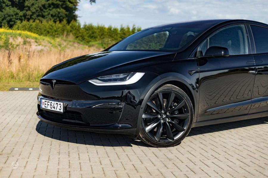 Black Tesla Model X 2022 in Klaipeda, with an engine capacity of 0.00 L and mileage of 48 thousand km for 49900 €, photo 4 on AUTOMOTO.COM.LV