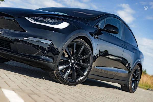 Black Tesla Model X 2022 in Klaipeda, with an engine capacity of 0.00 L and mileage of 48 thousand km for 49900 €, photo 4 on AUTOMOTO.COM.LV