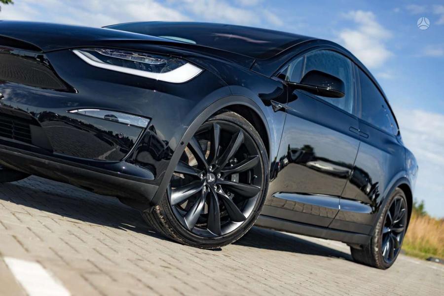 Black Tesla Model X 2022 in Klaipeda, with an engine capacity of 0.00 L and mileage of 48 thousand km for 49900 €, photo 5 on AUTOMOTO.COM.LV