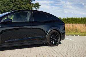 Black Tesla Model X 2022 in Klaipeda, with an engine capacity of 0.00 L and mileage of 48 thousand km for 49900 €, photo 6 on AUTOMOTO.COM.LV