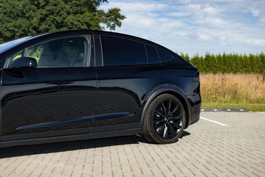 Black Tesla Model X 2022 in Klaipeda, with an engine capacity of 0.00 L and mileage of 48 thousand km for 49900 €, photo 6 on AUTOMOTO.COM.LV