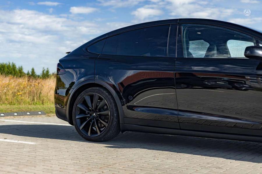 Black Tesla Model X 2022 in Klaipeda, with an engine capacity of 0.00 L and mileage of 48 thousand km for 49900 €, photo 8 on AUTOMOTO.COM.LV