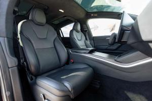 Black Tesla Model X 2022 in Klaipeda, with an engine capacity of 0.00 L and mileage of 48 thousand km for 49900 €, photo 17 on AUTOMOTO.COM.LV