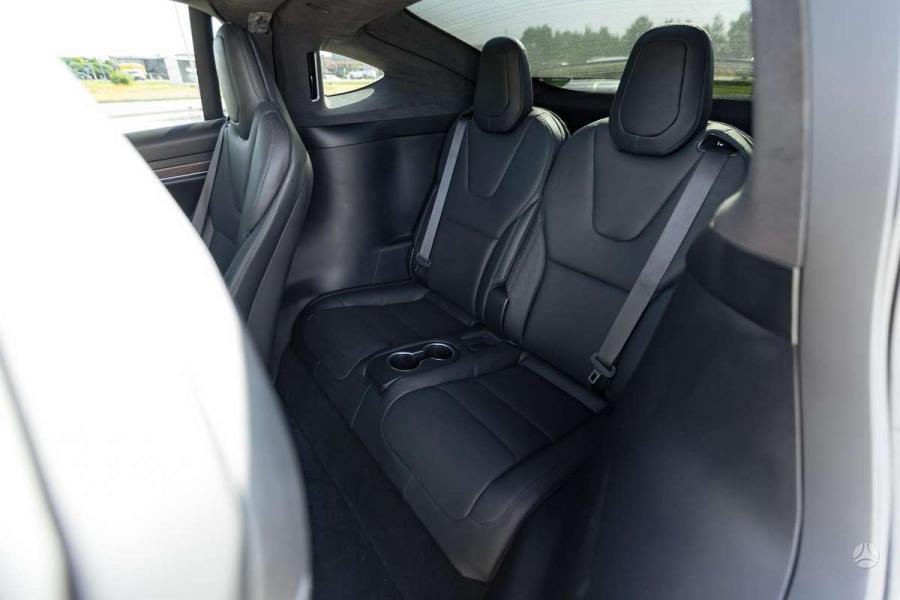 Black Tesla Model X 2022 in Klaipeda, with an engine capacity of 0.00 L and mileage of 48 thousand km for 49900 €, photo 22 on AUTOMOTO.COM.LV